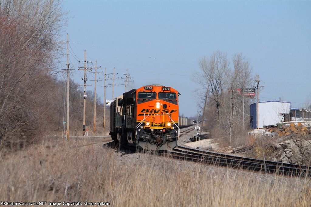 BNSF 6170 leads a loaded coal train south around the curve.